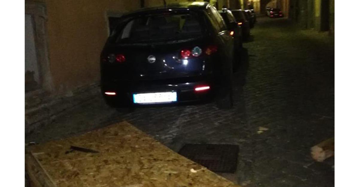 Crollo da Palazzo Confidati, colpita un'auto - Picchio News - Il ...