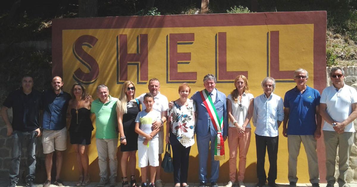 Tolentino, la scritta Shell rimessa a nuovo dopo l'imbrattamento ...