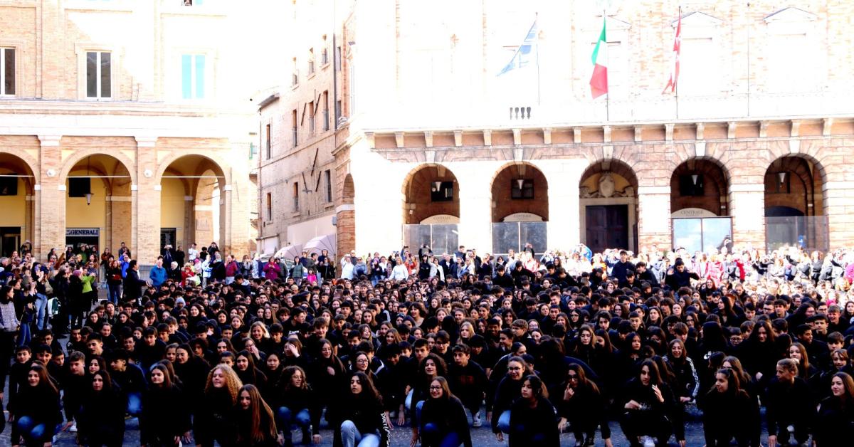Macerata, oltre 900 studenti in piazza per festeggiare i 100 anni del ... Macerata, oltre 900 studenti in piazza per festeggiare i 100 anni del ...