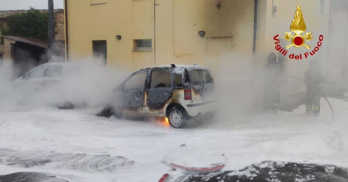 Auto divorata dalle fiamme: intervento dei Vigili del Fuoco - Picchio ...